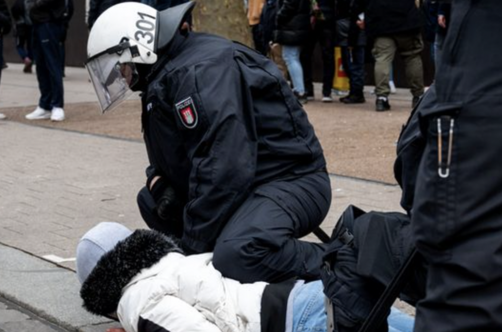 Eskalation: 200 Jugendliche greifen Polizei an!