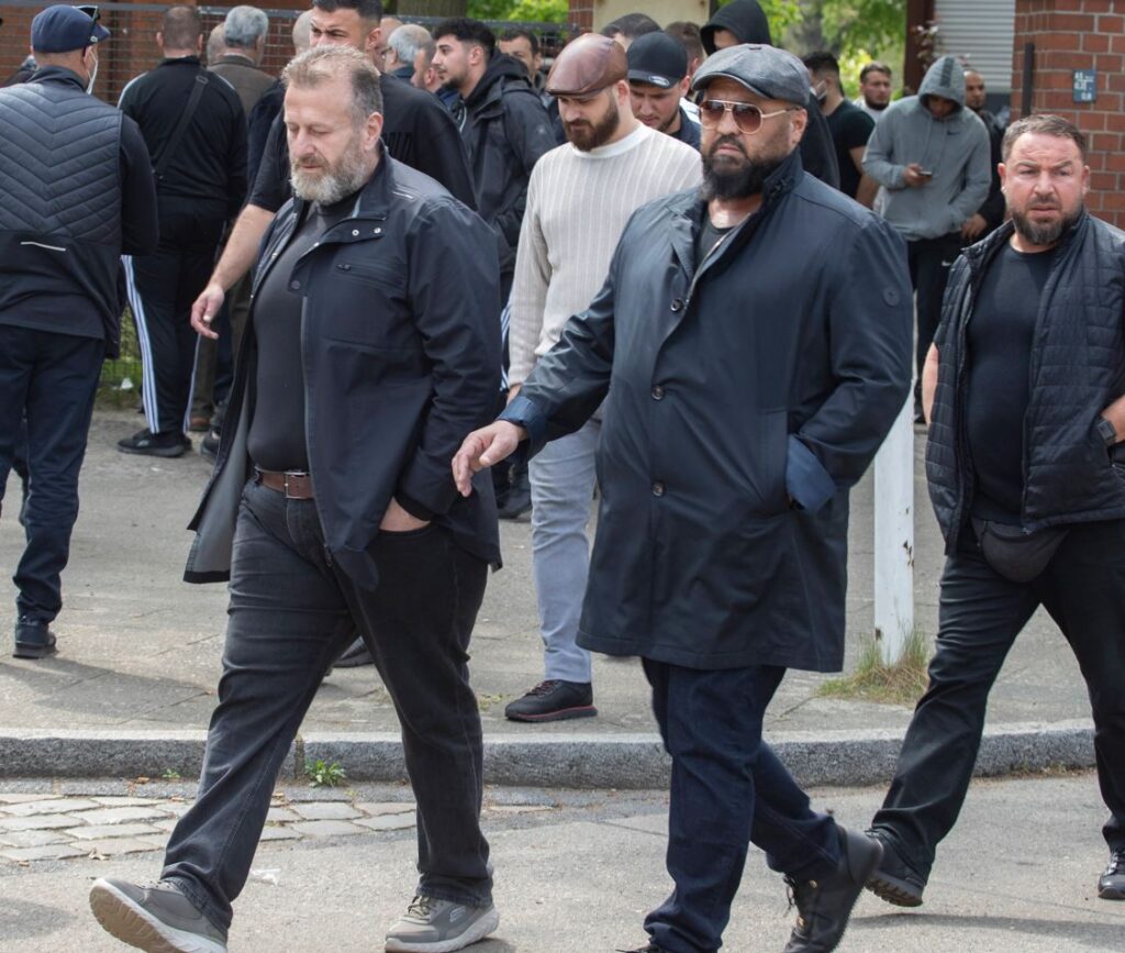 SEK stürmt Clan-Villa!